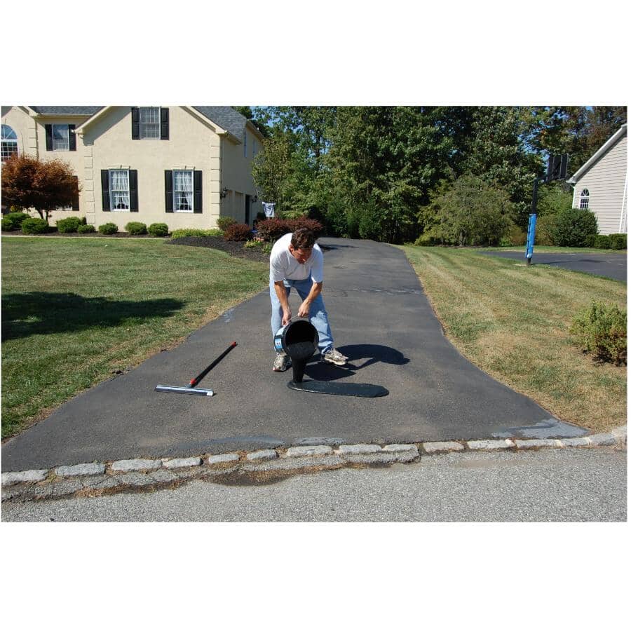 BLACK JACK Drive-Maxx 200 Driveway Filler & Sealer | Home Hardware