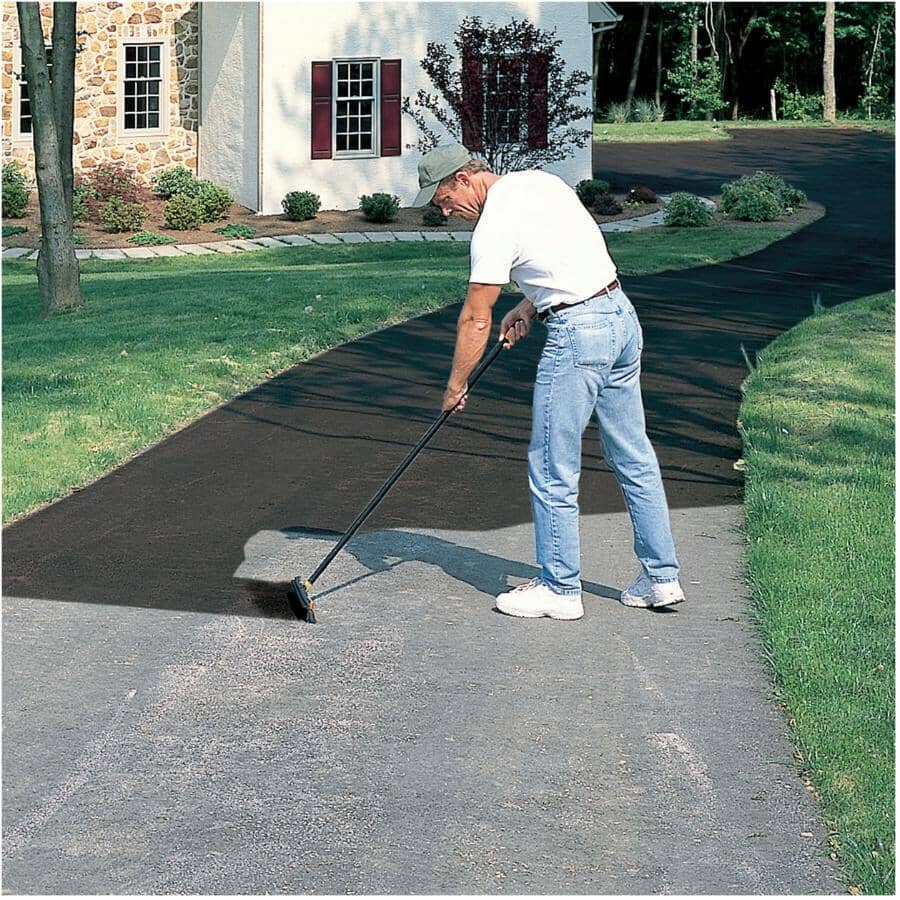 BLACK JACK Drive-Maxx 200 Driveway Filler & Sealer | Home Hardware