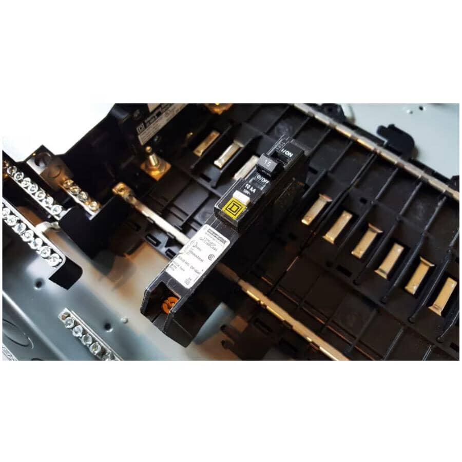 SQUARE D Single Pole 15 Amp Combination Arc Fault Plug | Home Hardware