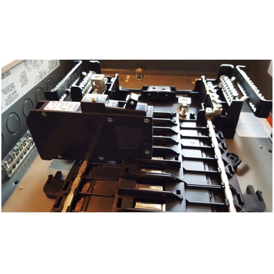 SQUARE D Single Pole 15 Amp Combination Arc Fault Plug | Home Hardware