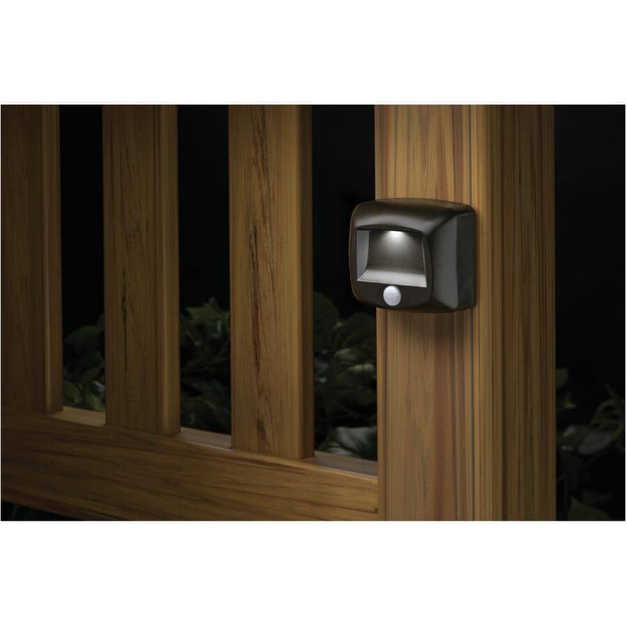 MR BEAMS Battery Operated LED Motion Sensor Step/Deck Light | Home Hardware