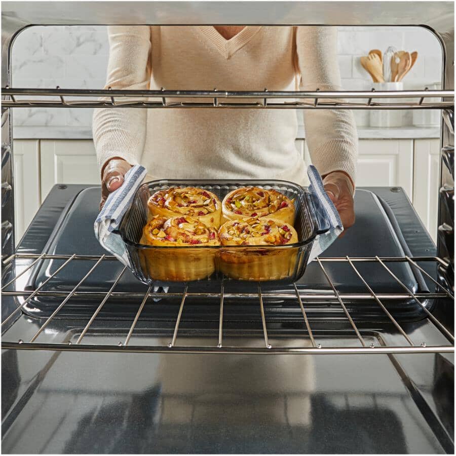 PYREX Sculpted Tinted Glass Square Baking Dish with Lid | Home Hardware