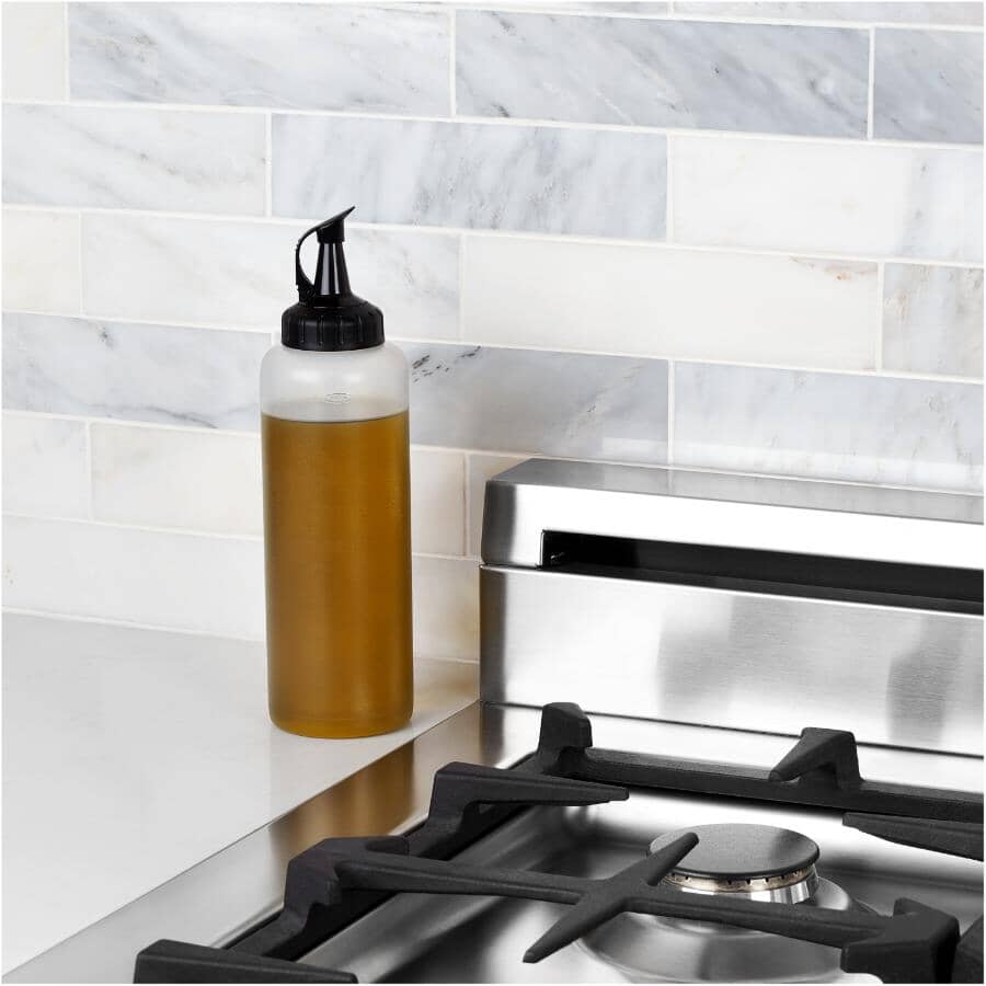 OXO Plastic Squeeze Bottle | Home Hardware