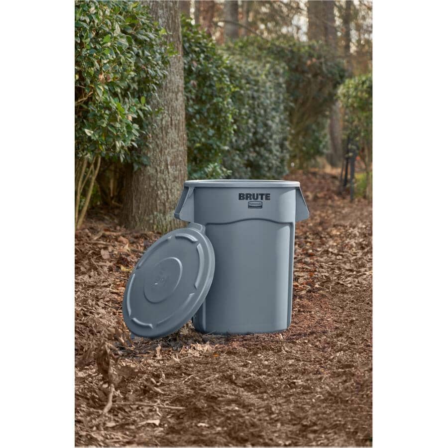 RUBBERMAID Brute Garbage Can with Handles | Home Hardware