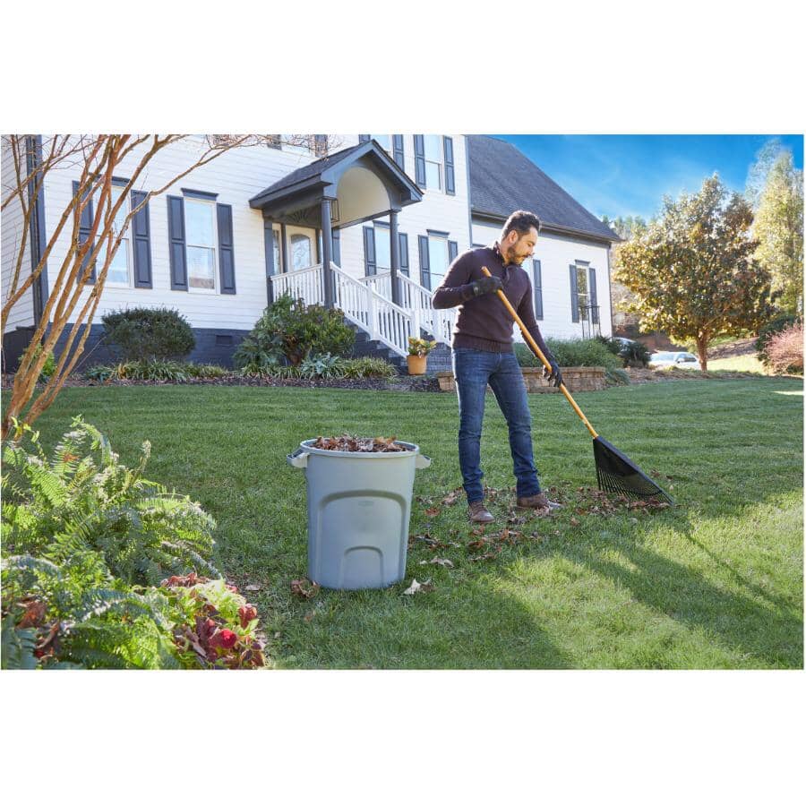 RUBBERMAID Roughneck Vented Garbage Can | Home Hardware