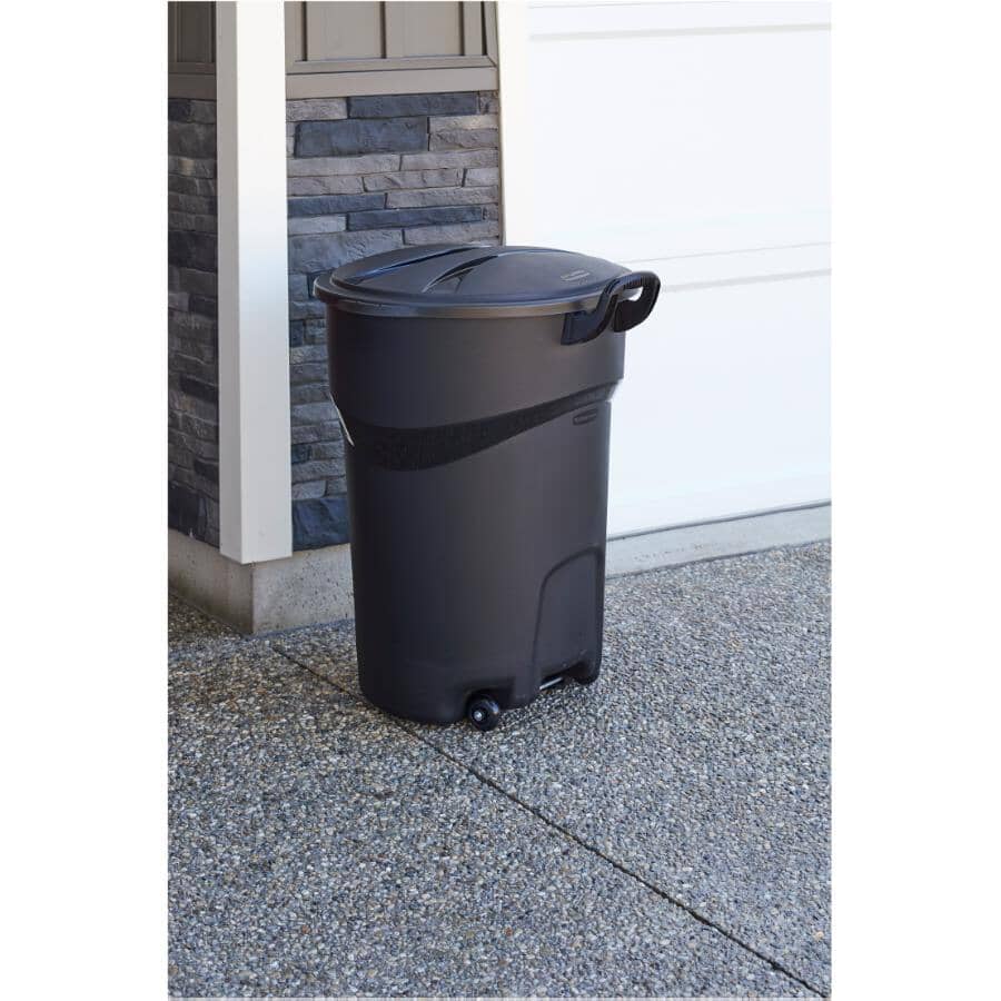RUBBERMAID Refuse Can with Wheels | Home Hardware