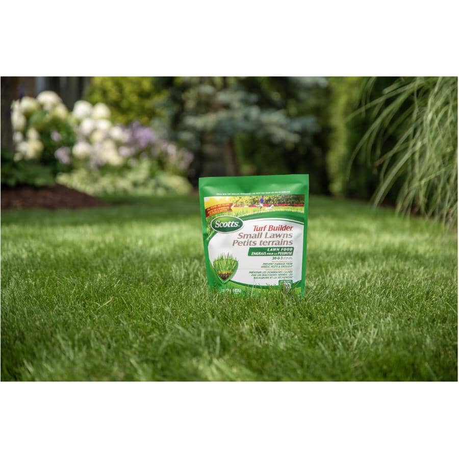 SCOTTS Turf Builder Small Lawns Lawn Food | Home Hardware
