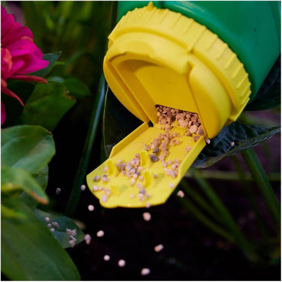 MIRACLE-GRO Shake 'n Feed All Purpose Plant Food | Home Hardware