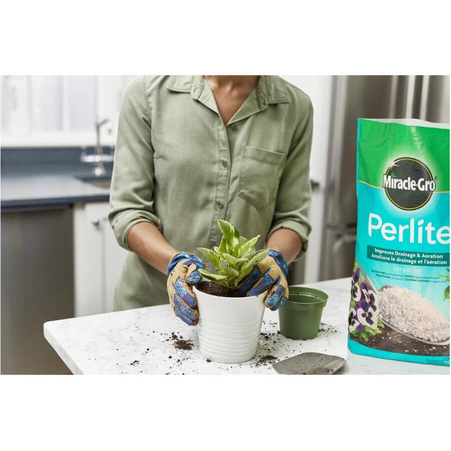 MIRACLE-GRO Perlite Soil - 8.8 L | Home Hardware