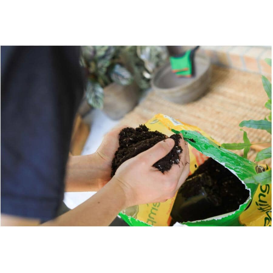 MIRACLE-GRO Potting Soil Mix - 50 L | Home Hardware