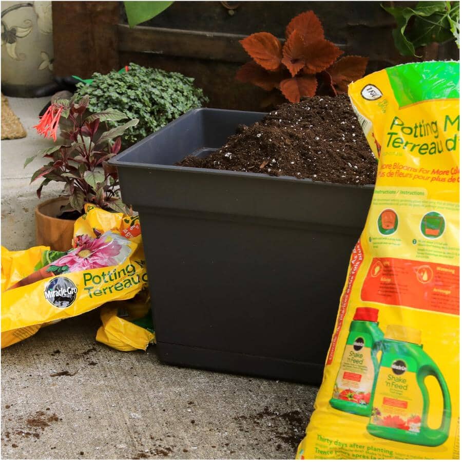 MIRACLE-GRO Potting Soil Mix - 50 L | Home Hardware