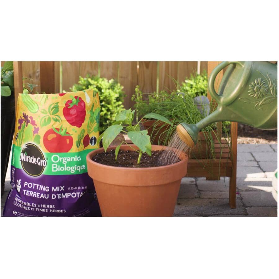 MIRACLE-GRO Organics Potting Mix for Vegetables & Herbs | Home Hardware