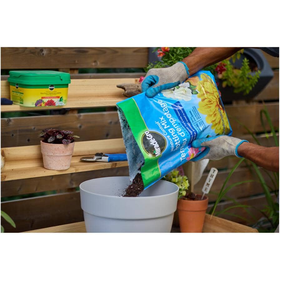MIRACLE-GRO Moisture Control Potting Soil | Home Hardware