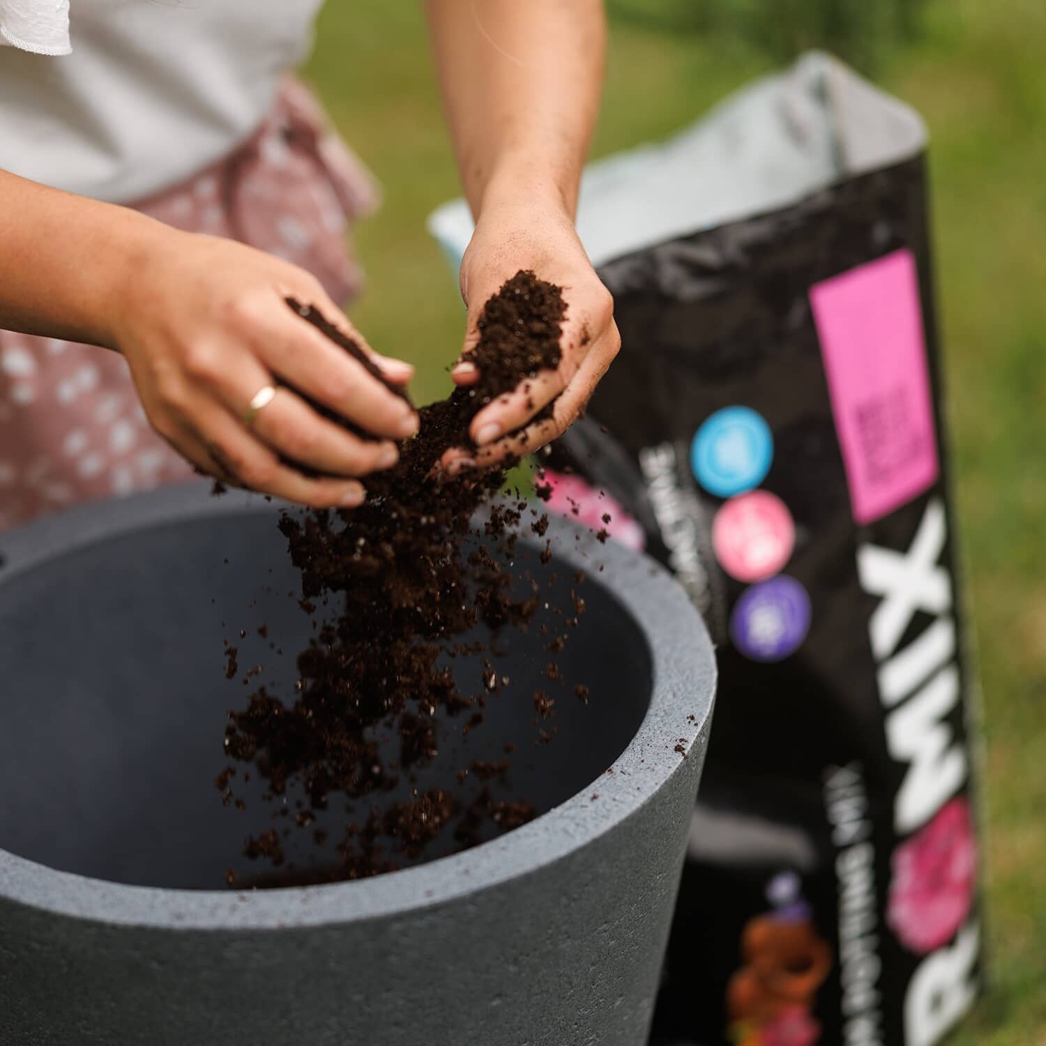 PRO-MIX Premium Potting Mix - 18 L | Home Hardware