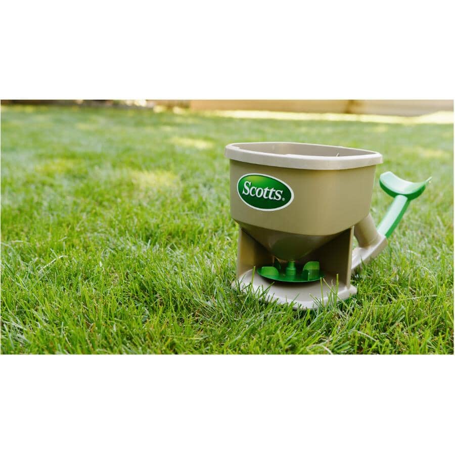 SCOTTS Green Hand Held Fertilizer Spreader | Home Hardware