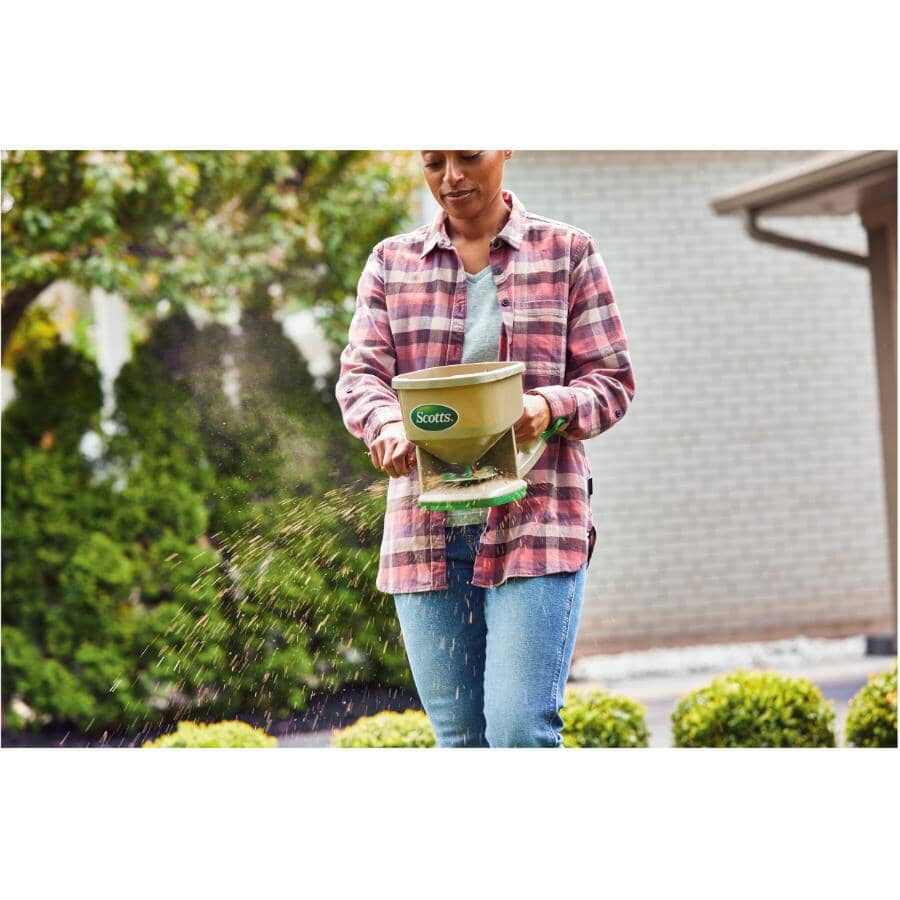 SCOTTS Green Hand Held Fertilizer Spreader | Home Hardware