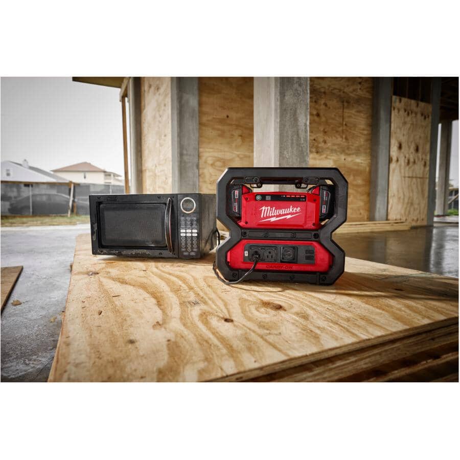 MILWAUKEE M18 Carry-On 3600/1800W Power Supply Battery | Home Hardware