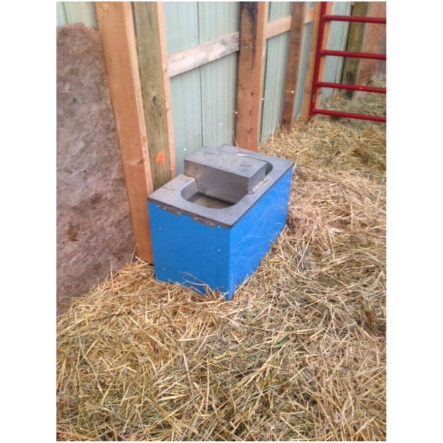 CANARM 320 Watt Heated Livestock Waterer | Home Hardware