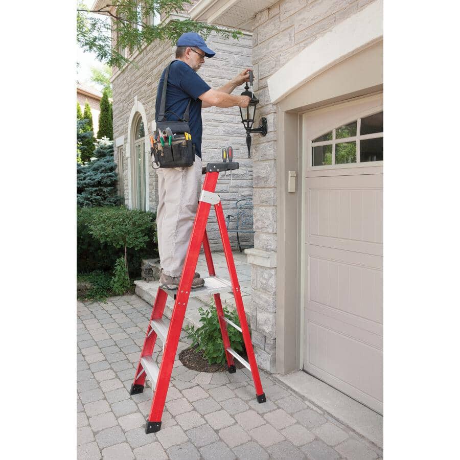 BENCHMARK 6' #1A Fibreglass Platform Step Ladder | Home Hardware
