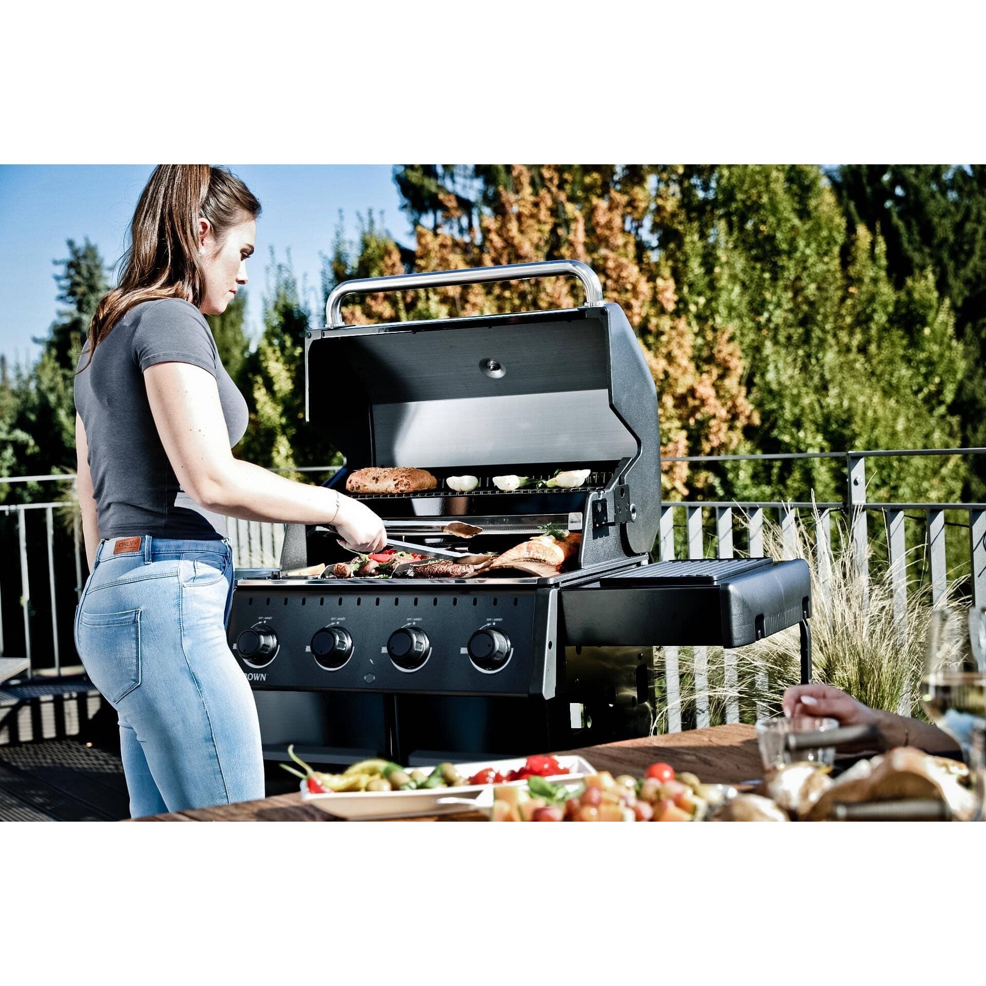 BROIL KING Crown 420 Natural Gas BBQ | Home Hardware