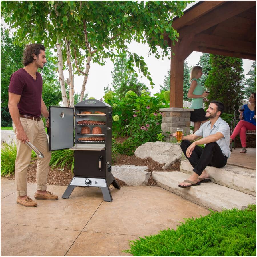 BROIL KING 770 sq. in. Vertical Propane Smoker | Home Hardware